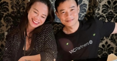 Bà Đào Lan Hương đăng ảnh đón sinh nhật sớm bên bạn bè, dân tình chú ý người đàn ông 'lạ mà quen'