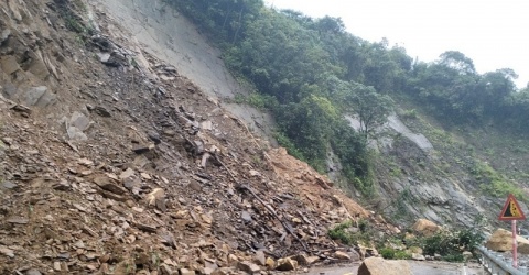 Hà Tĩnh: Đường lên Cửa khẩu Cầu Treo “nơm nớp” lo sạt lở đất