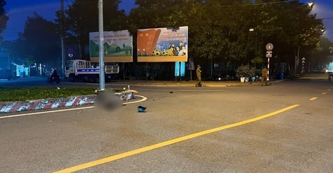 Xe máy tông cột đèn chiếu sáng, người đàn ông tử vong trên đường đi