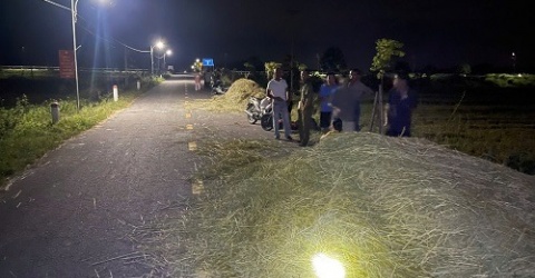 Tông vào đống rơm trên đường, một người đàn ông tử vong