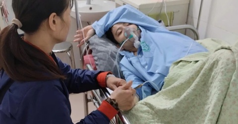 Người mẹ quay mặt khóc ròng sau lời dối con trai "bệnh tình con sẽ k