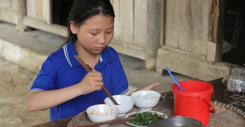 Rớt nước mắt cô bé lớp 7 hiếu học cầu xin sự giúp đỡ để cứu mẹ, cứu