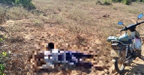 Điều tra vụ người đàn ông tử vong bên xe máy tại bãi đất trống