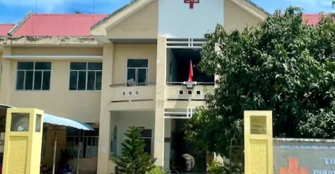 Bị điện giật tử vong khi leo lên mái nhà hái xoài