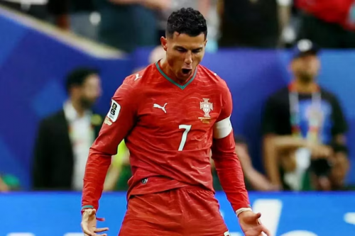 Ronaldo phá liền 2 kỷ lục World Cup của Messi